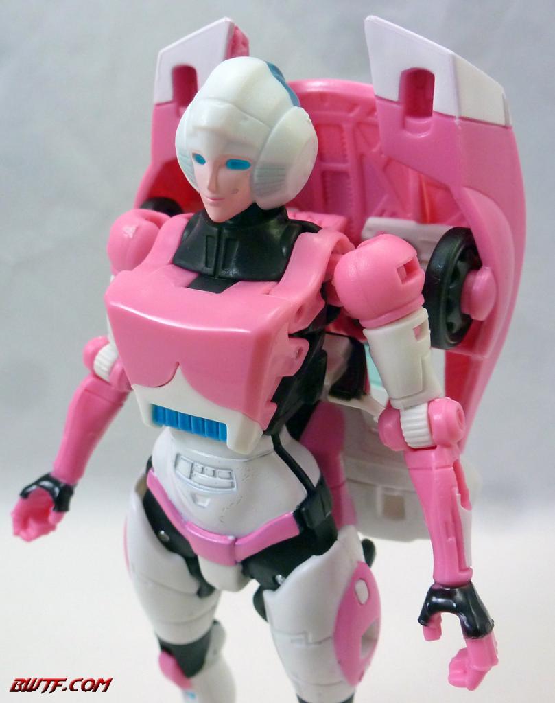 "Generations" Arcee Toy Review | Ben's World of Transformers